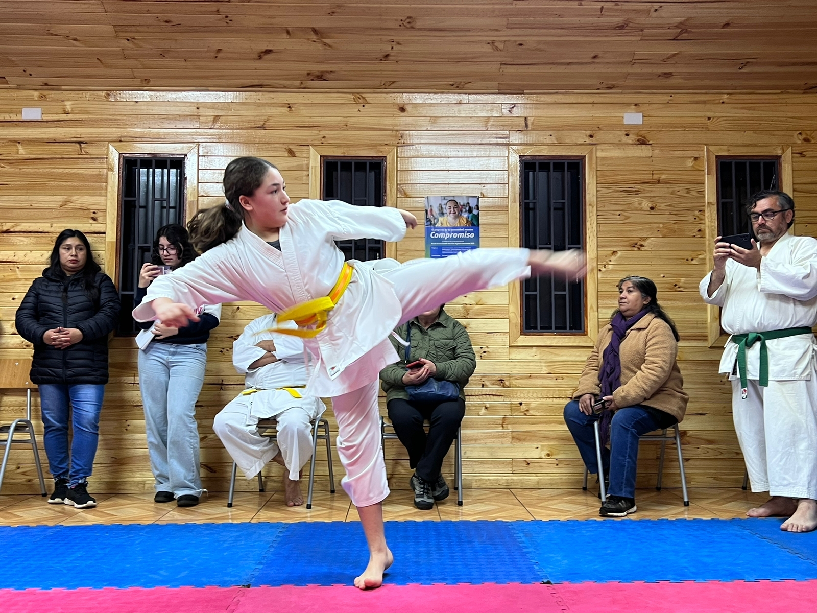 Con una personalidad brillante, Rocío González destaca en el karate representando a la escuela ...