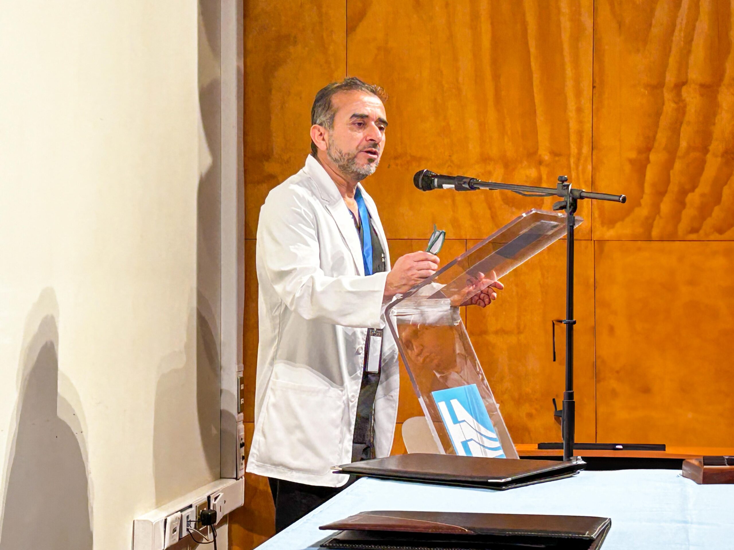 Dr. Ariel Ramos asume como nuevo director subrogante del Hospital ...